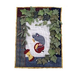 Quilting Antics Pattern | Mistletoe Mouse Wall Hanging
